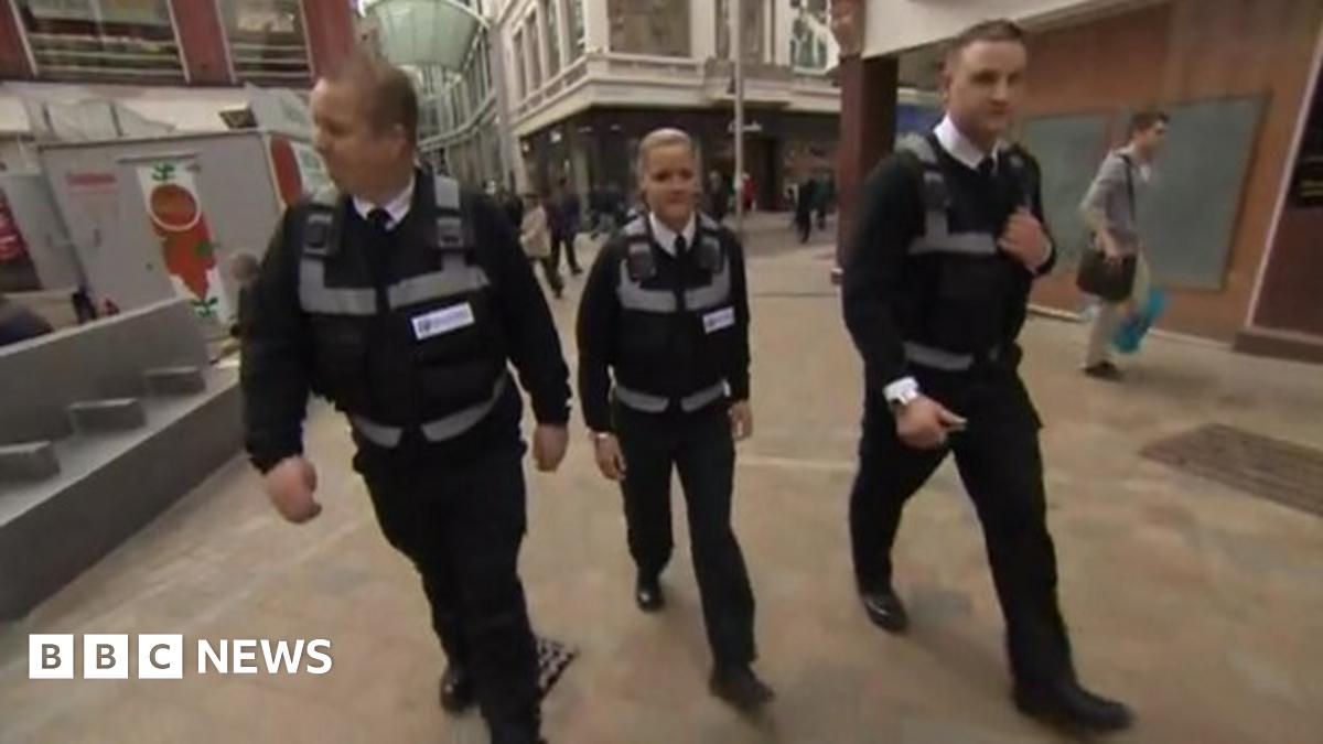 Leeds City Council uses security staff as litter wardens - BBC News