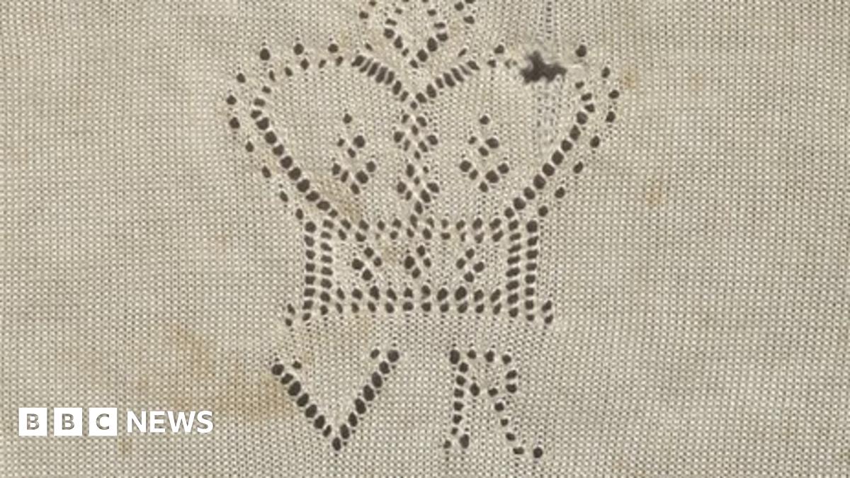 Queen Victoria's stockings for sale in Leyburn auction - BBC News