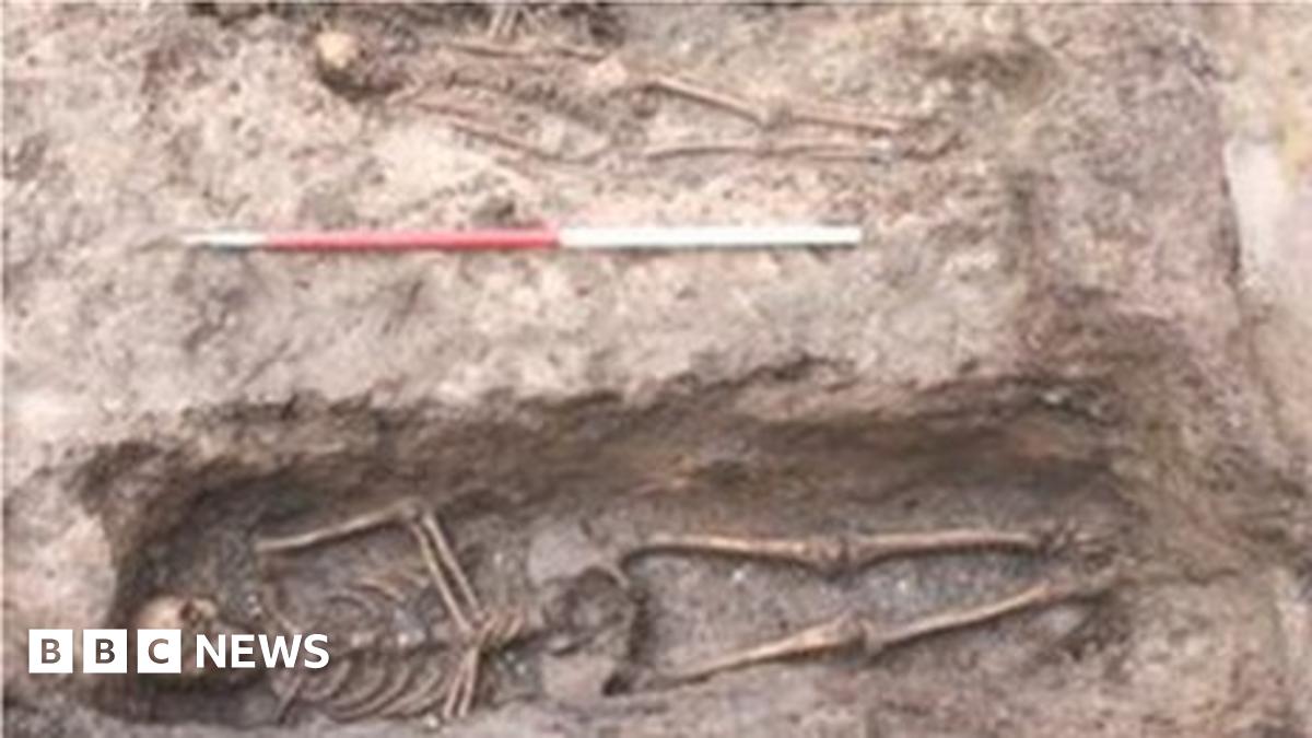 Eight skeletons found at Edinburgh car park dig - BBC News