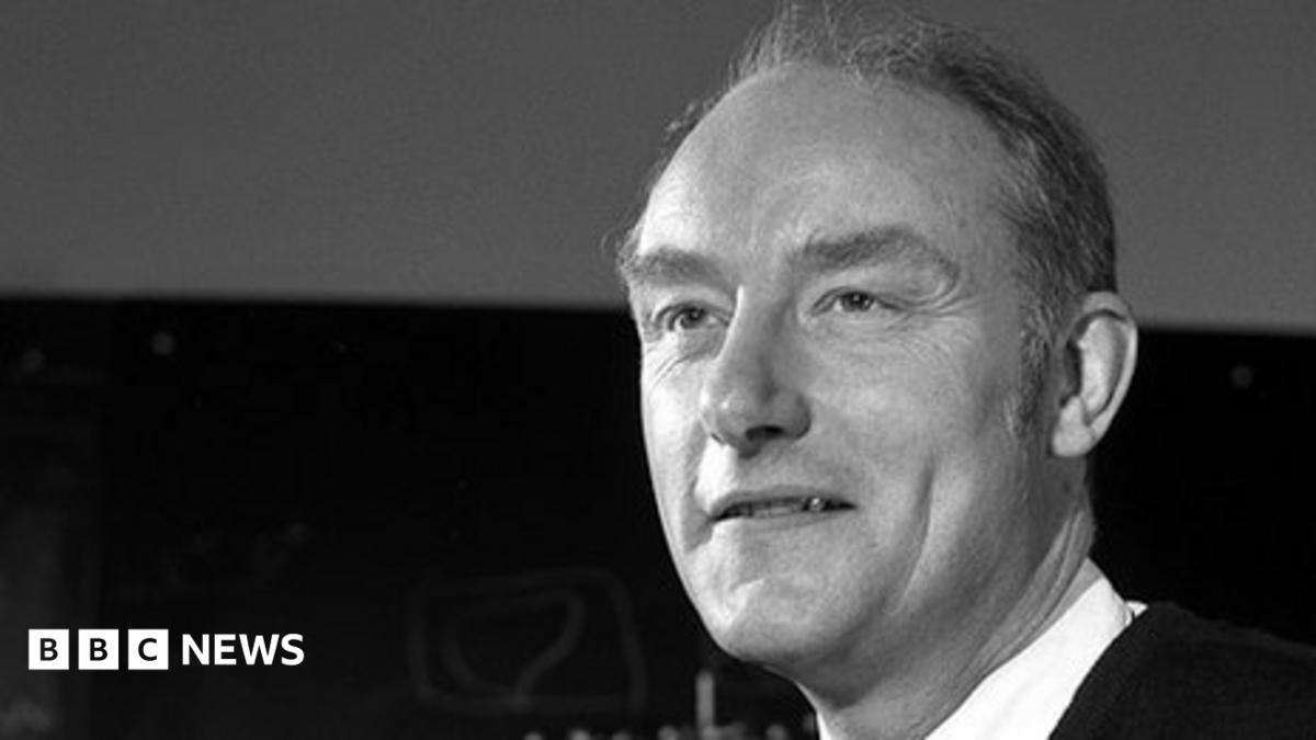 DNA pioneer Francis Crick honoured with Cambridge memorial - BBC News