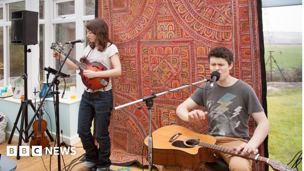 House concerts bring magical music into front rooms - BBC News