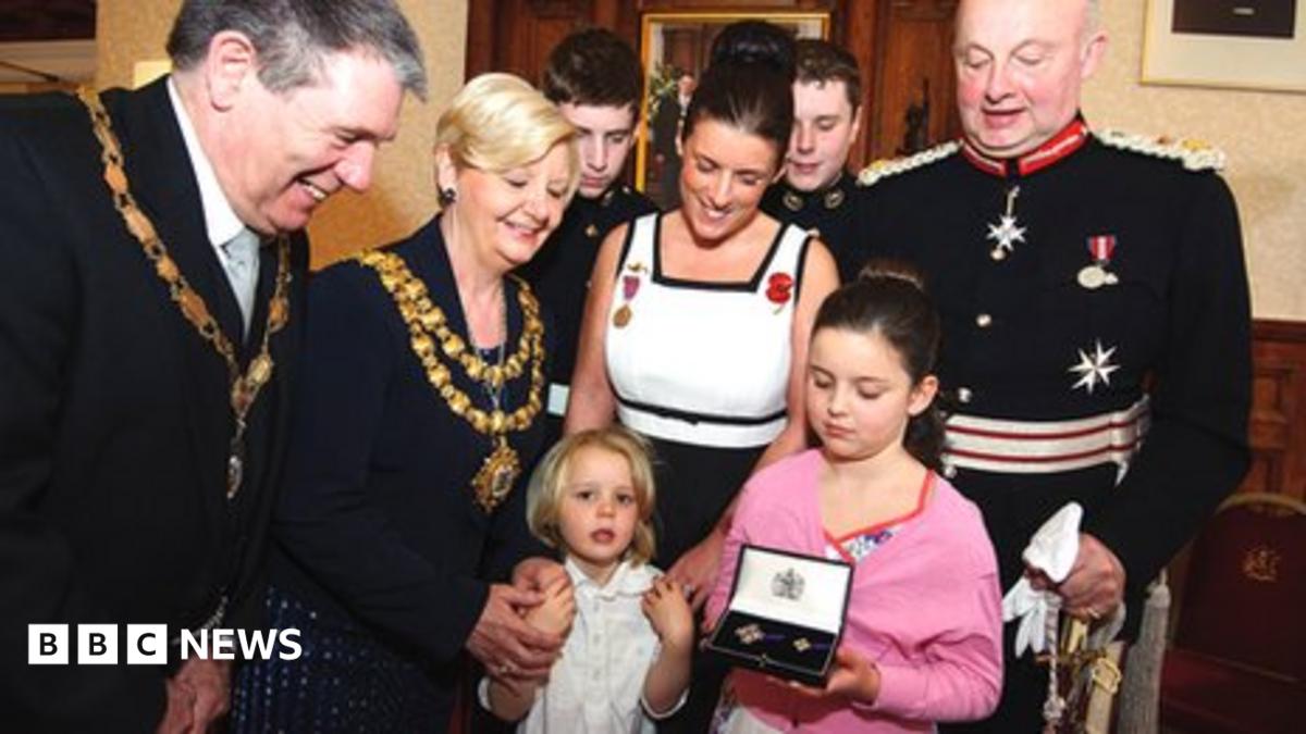 Wife of shot submariner Ian Molyneux accepts Elizabeth Cross - BBC News