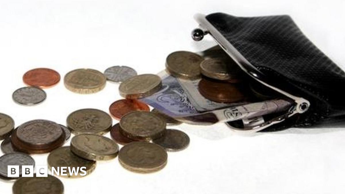 Universal credit: Benefits start move to monthly payments - BBC News