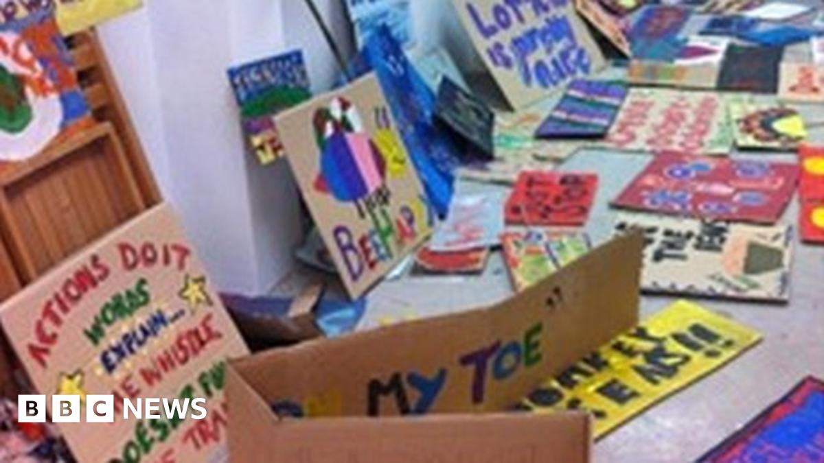 Gloucestershire arts campaign's placard parade - BBC News