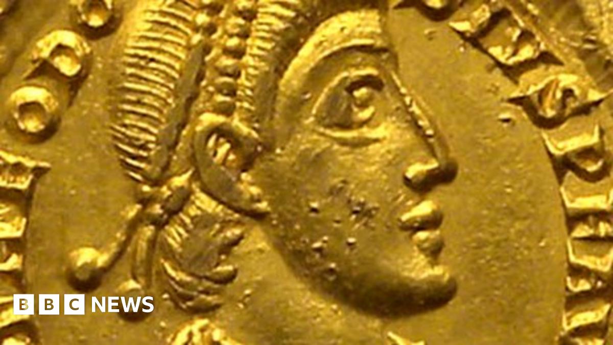 Roman gold coin revealed in 'lucky' Norfolk treasure find - BBC News