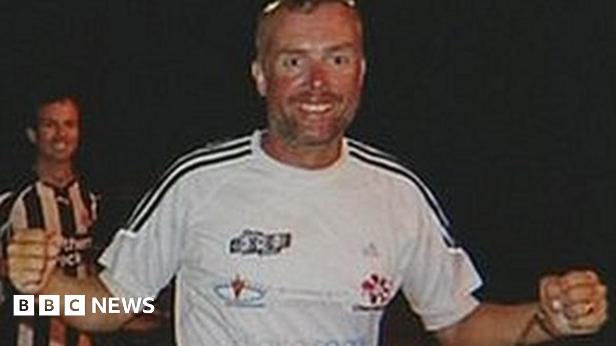 Charity runner Mark Allison sets off across Australian outback - BBC News