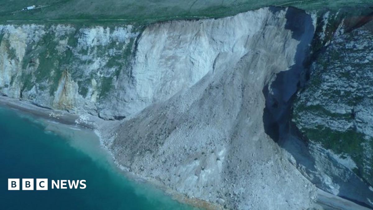 Dorset coast path collapse: 'Massive' cliff fall near Durdle Door - BBC ...