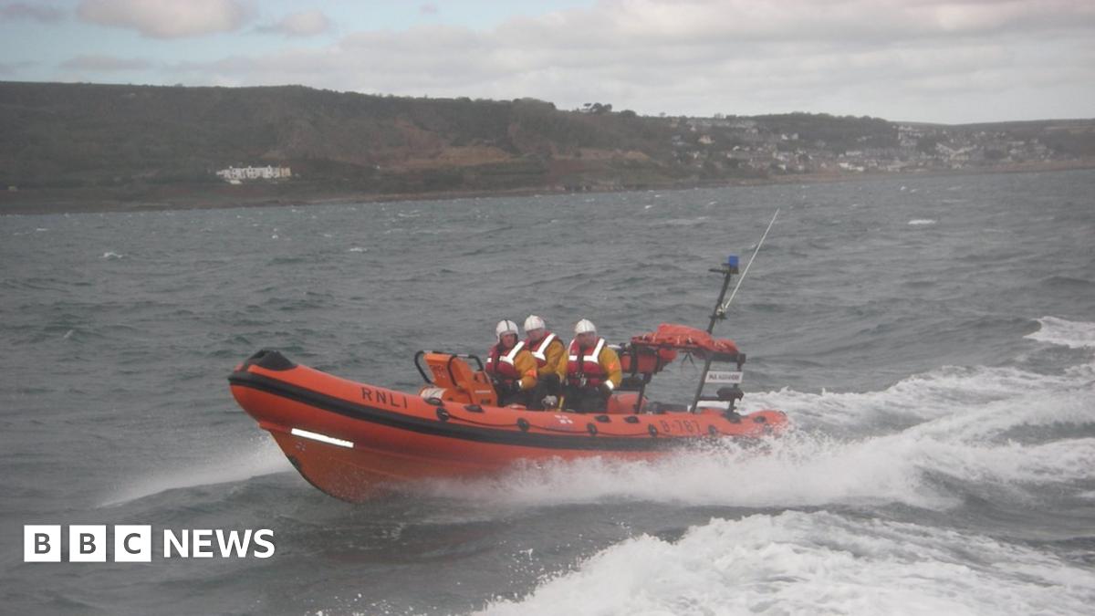 Sinking speed boat crew rescued - BBC News