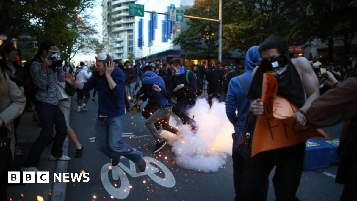 Eighteen arrested as Seattle May Day rally turns violent - BBC News