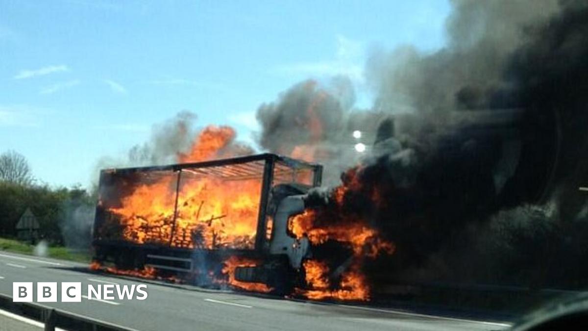 M1 lorry fire causes motorway chaos - BBC News