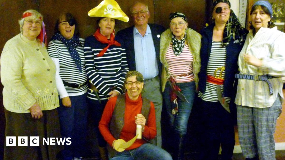 WI 'pirates' welcome Somali hostage victim - BBC News