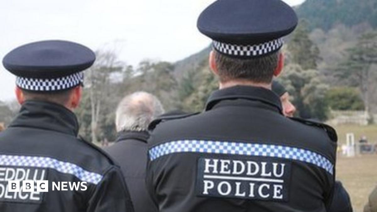 North Wales' new rural police meet farmers at Dolgellau - BBC News