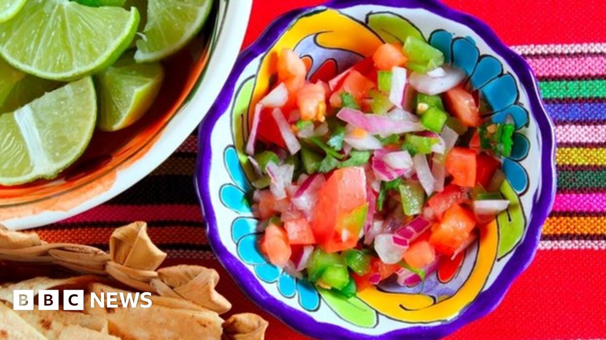 Restaurant tantrum exposes Mexican class divide - BBC News