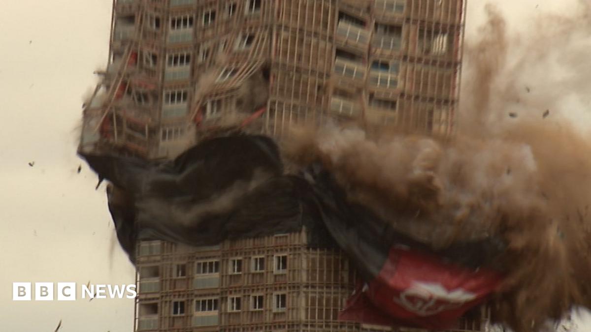 Second of Glasgow's iconic Red Road tower blocks demolished - BBC News