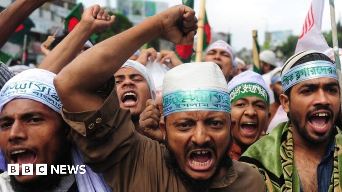 Riot police battle Islamists in Dhaka Bangladesh - BBC News