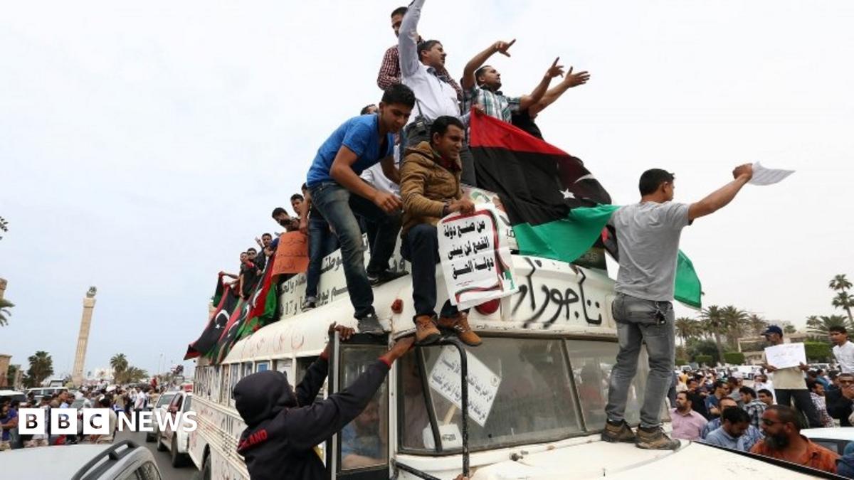 Libya parliament bans Gaddafi-era officials - BBC News