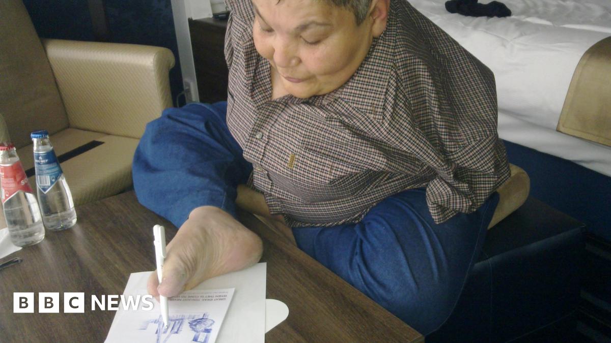 Armless artist Karipbek Kuyukov 'denied entry' to UK - BBC News