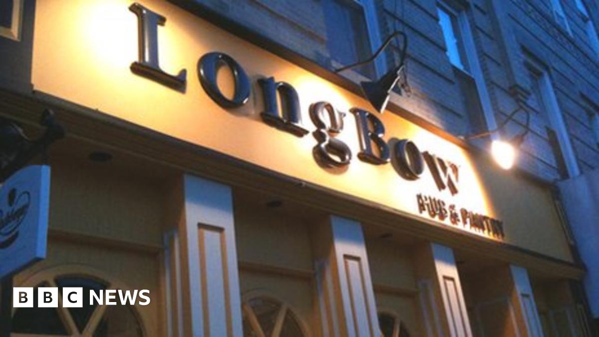 New York Welsh pub Longbow faces discrimination fine - BBC News