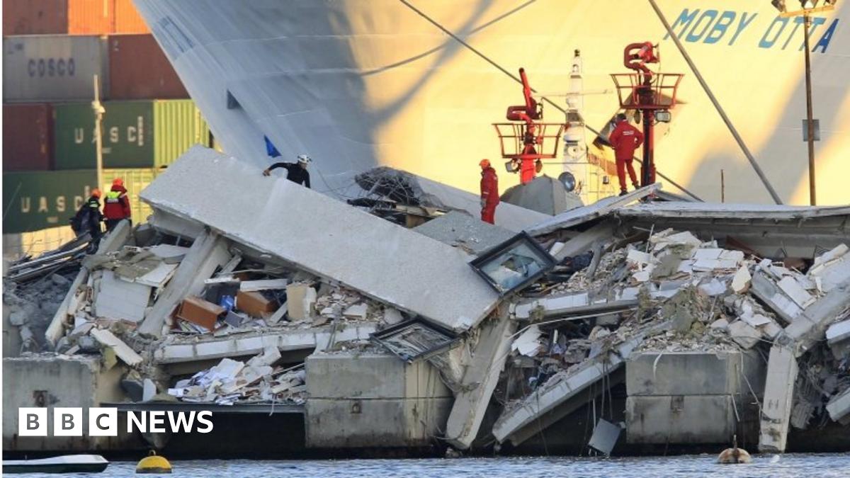 In pictures: Italy ship crash - BBC News