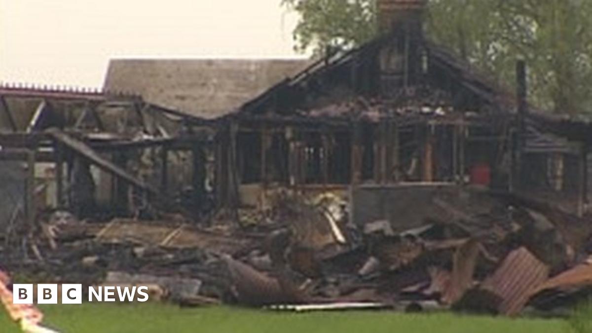 Out of control bonfire destroys Cambridgeshire home - BBC News