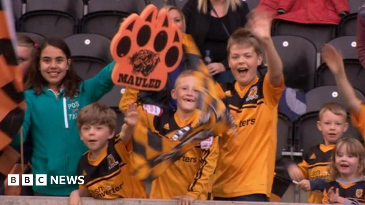 Thousands celebrate Hull City's Premier League promotion - BBC News