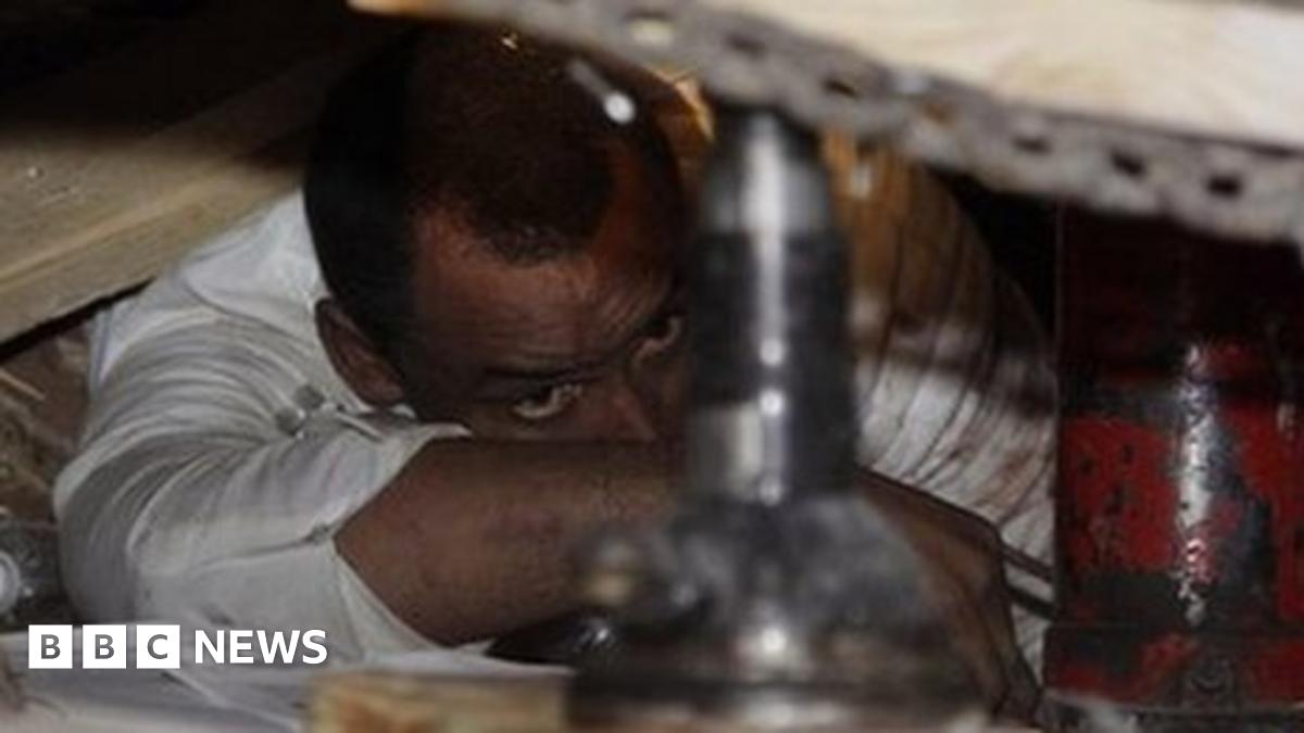 How long can survivors last under rubble? - BBC News