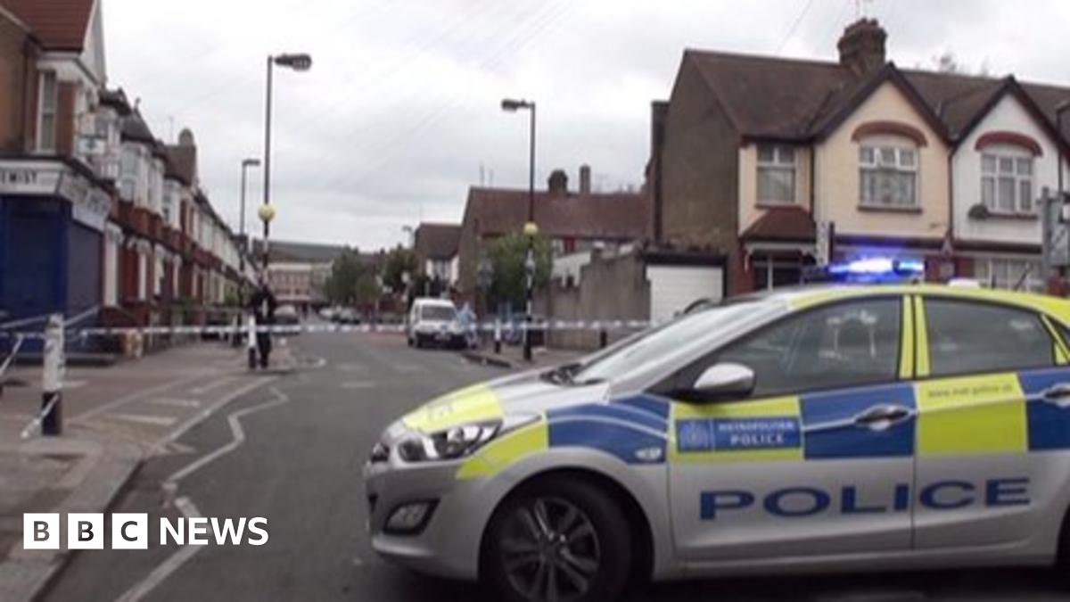 Two men wounded in Tottenham stabbing - BBC News