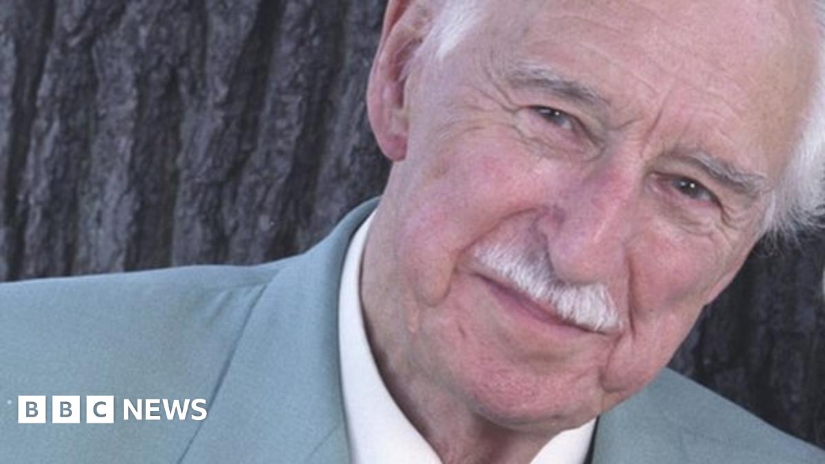 Arnold Peters, Archers actor, dies - BBC News