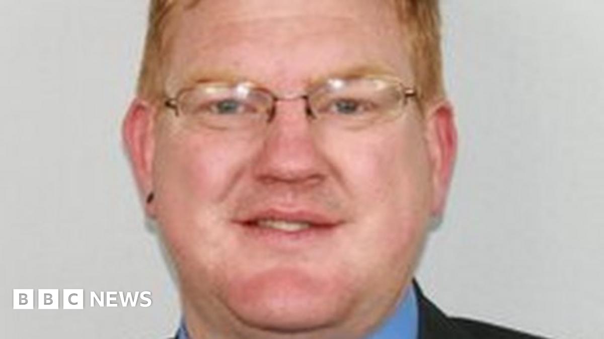 Gary Price: Powys councillor's suspension over code breach - BBC News