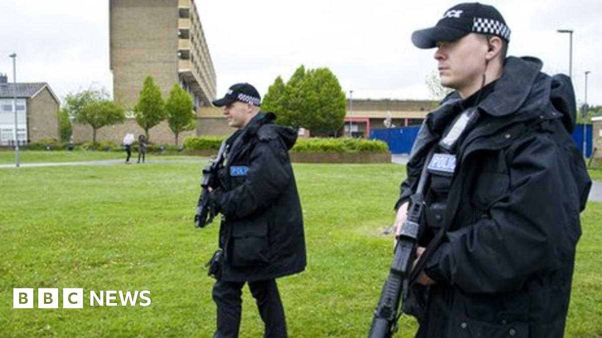 Police in Luton prepare for 'more violence' after shootings - BBC News