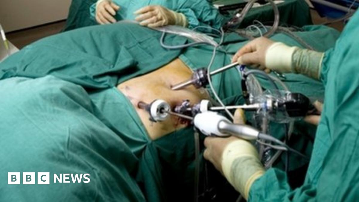Pioneering keyhole bowel surgery training to go on - BBC News