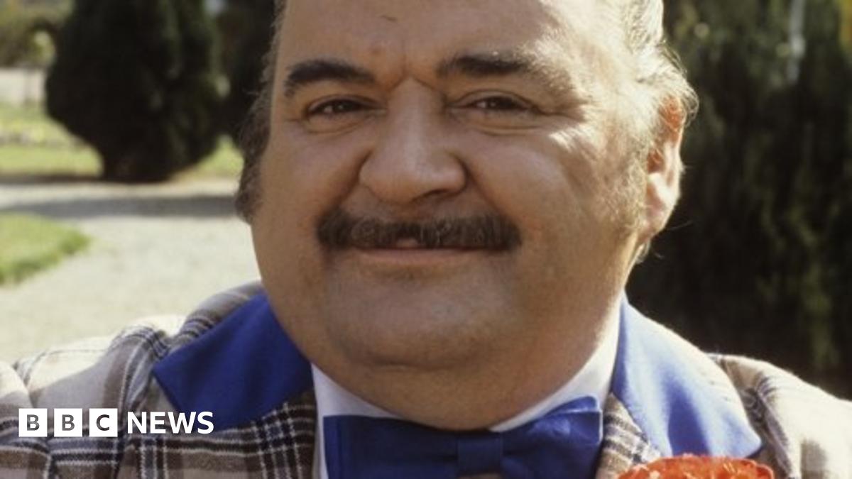 Hi-de-Hi! actor Paul Shane dies - BBC News
