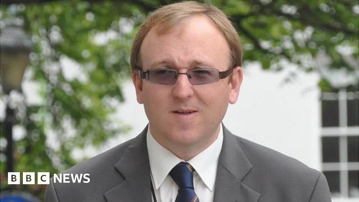 Garry Collins resigns from Guernsey Treasury Department - BBC News