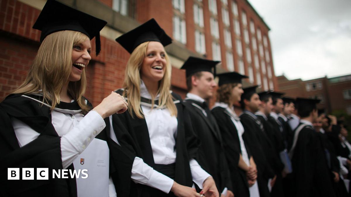 Graduate job opportunities 'rising' - BBC News