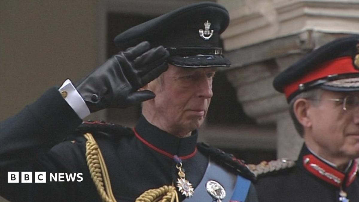Duke of Kent takes salute from former Devon and Dorsets - BBC News