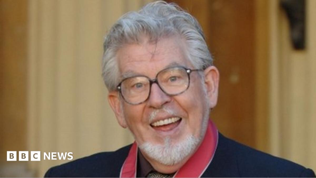 Rolf Harris plays first live show since arrest - BBC News