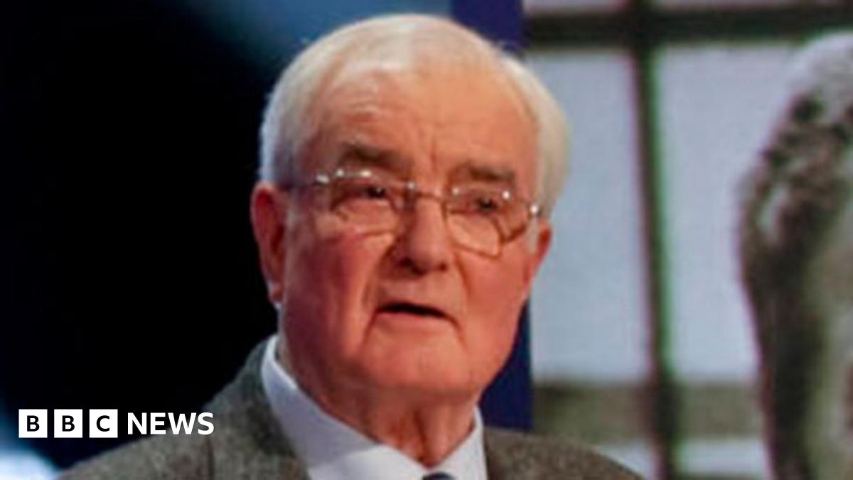 Eddie Braben, Morecambe and Wise writer, dies at 82 - BBC News