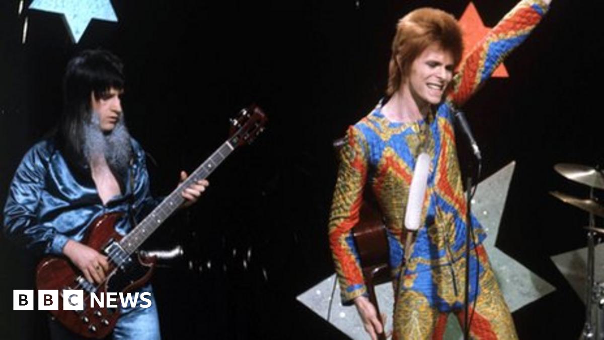 David Bowie bassist Trevor Bolder dies - BBC News