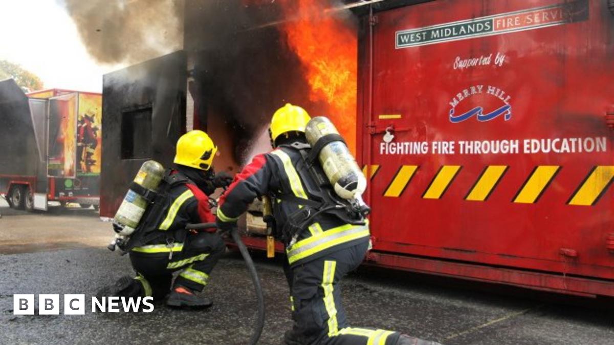 Thousands apply for West Midlands firefighter jobs - BBC News