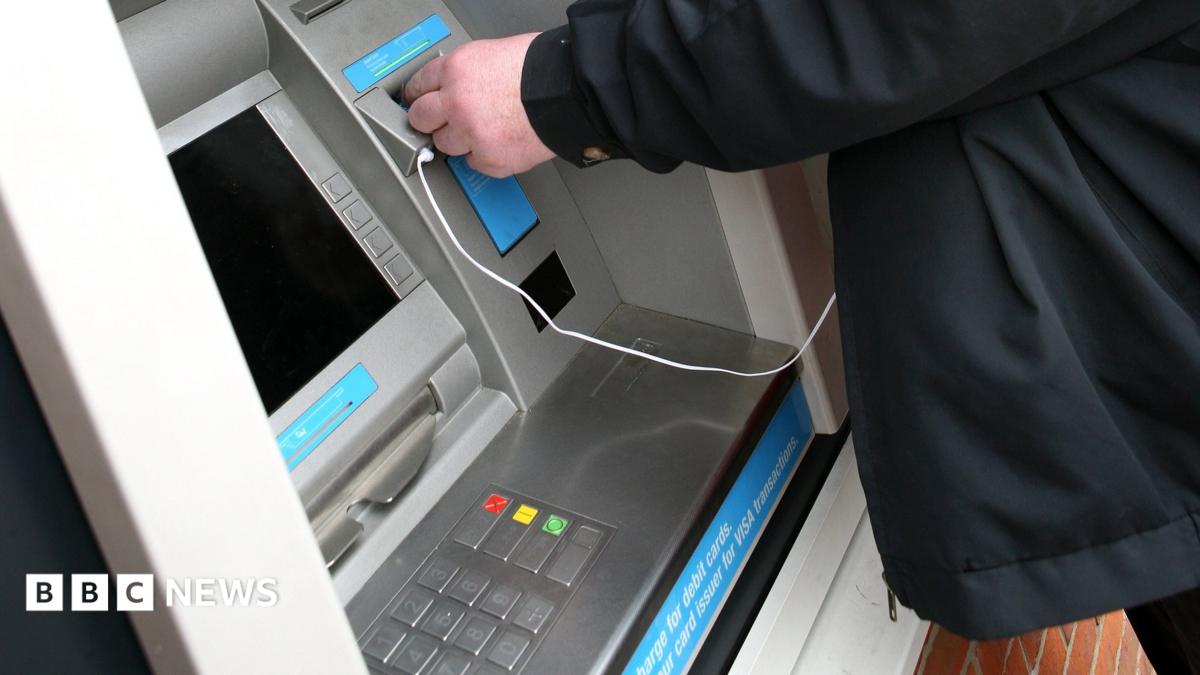 Co-op bank rolls out talking cashpoints - BBC News