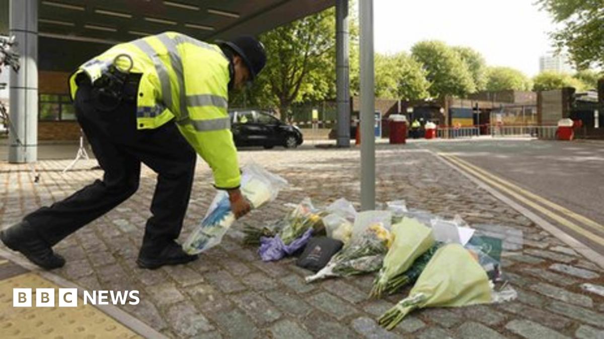 Woolwich murder: Shot cleaver man said soldiers are targets - BBC News