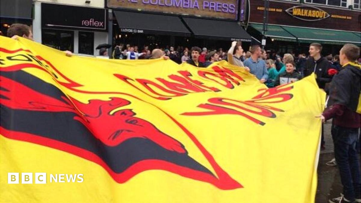 Wembley Championship final: Watford fan 'gives up' on banner - BBC News