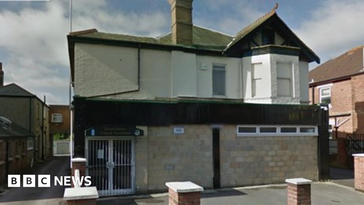 Poole mosque damage: Two more charged - BBC News