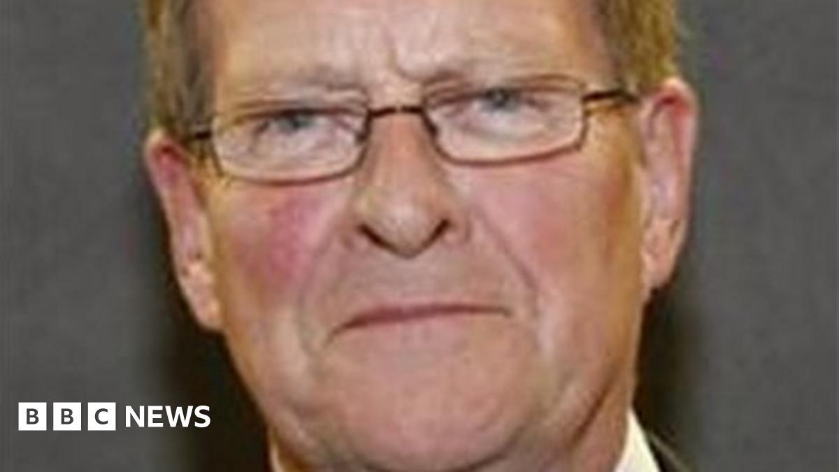 Medway councillor David Carr suspended over travellers comments - BBC News