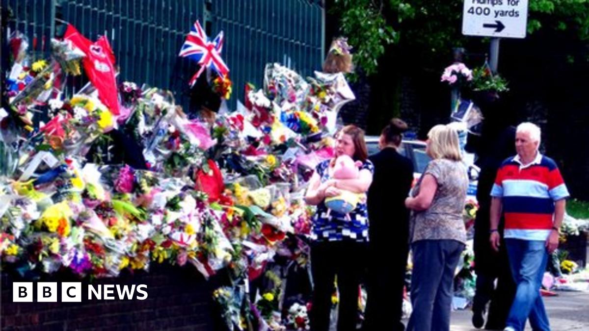 Drummer Lee Rigby: Soldier's family visit death scene - BBC News
