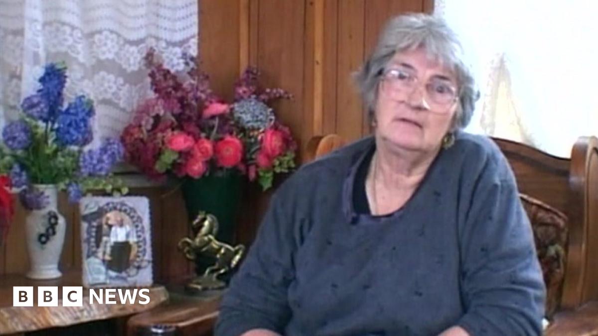 Gertrude Frankham: Police exhume Gypsy leader's widow - BBC News