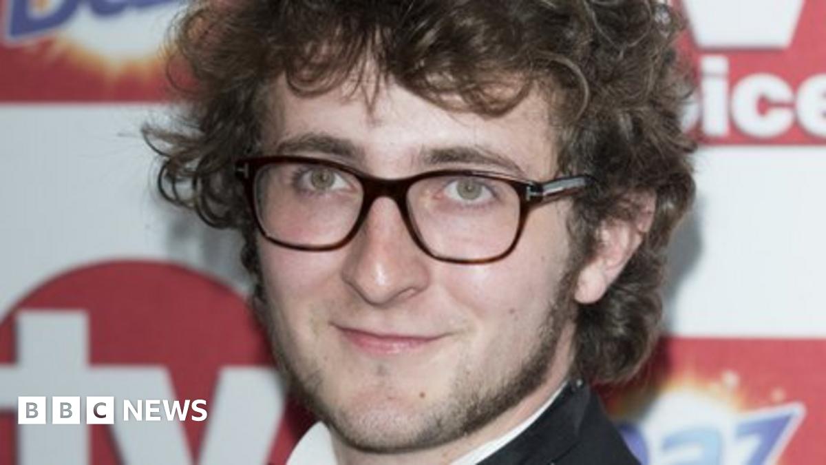 Hollyoaks actor Thomas Scurr attacked in West End - BBC News