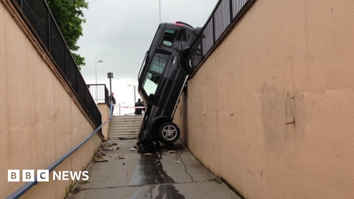 Land Rover crashes into Chelmsford Parkway underpass - BBC News