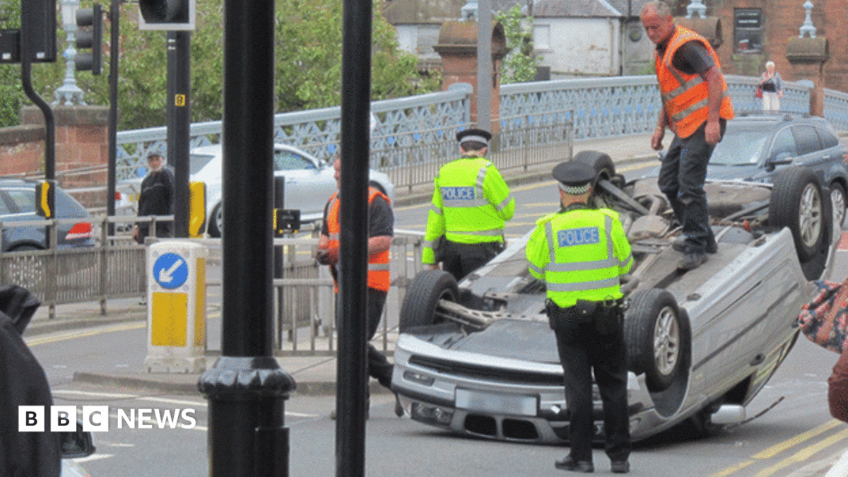 Flipped car causes Dumfries town centre traffic problems - BBC News