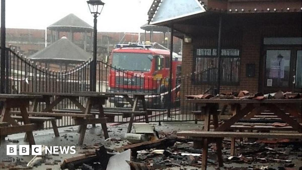 Ingoldmells' Bell Inn customers flee devastating fire - BBC News